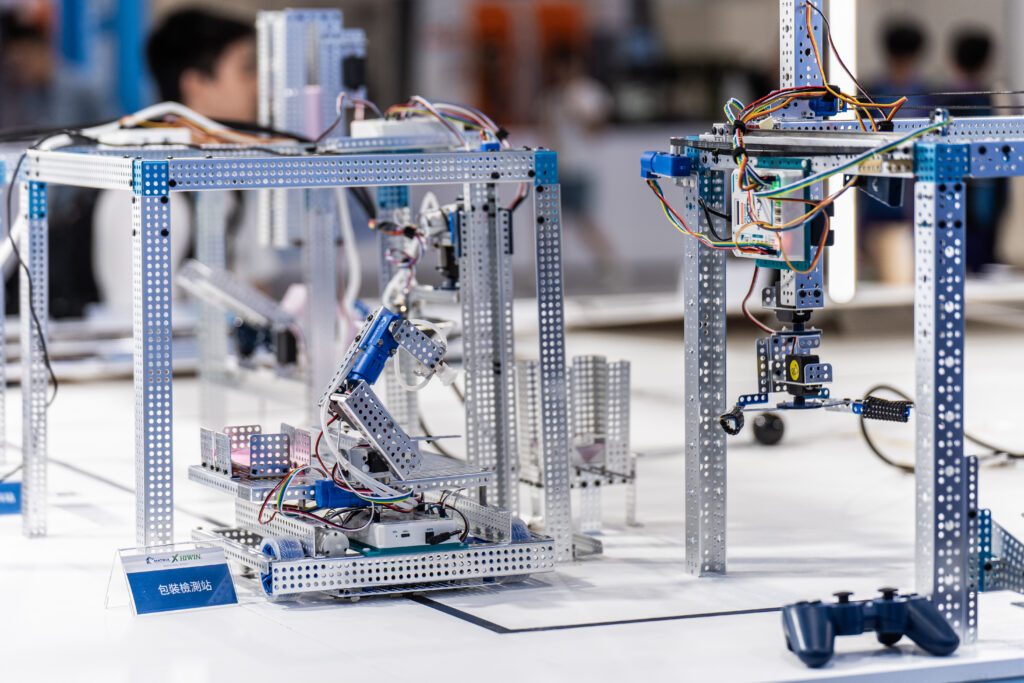 Robots-Blog | MATRIX Robotics System unveils MATRIX R4 Robo Set in ...