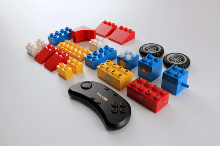 Robots-Blog | Introducing BlockBot: an Innovative STEAM Toy in Robotics ...